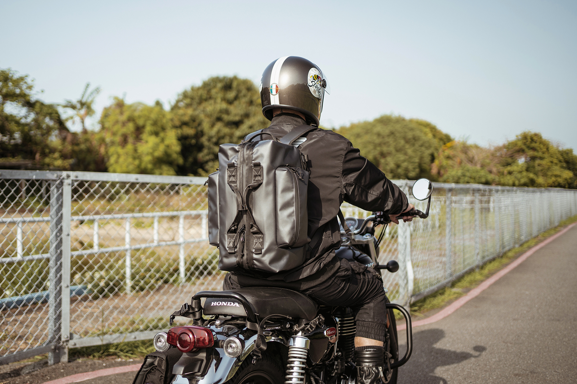 【Dr.Wilds荒野醫生】30L騎士醫生包 防水 後背包 容量大 環島 騎車 運動 率性風格 黑 台灣出貨 官方賣場 | Dr.Wilds | citiesocial | 找好東西